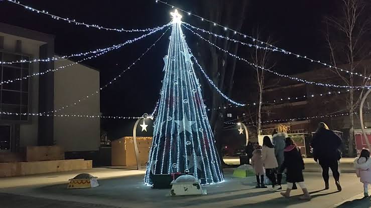 Кочани повторно со монотони и депресивни новогодишни украси